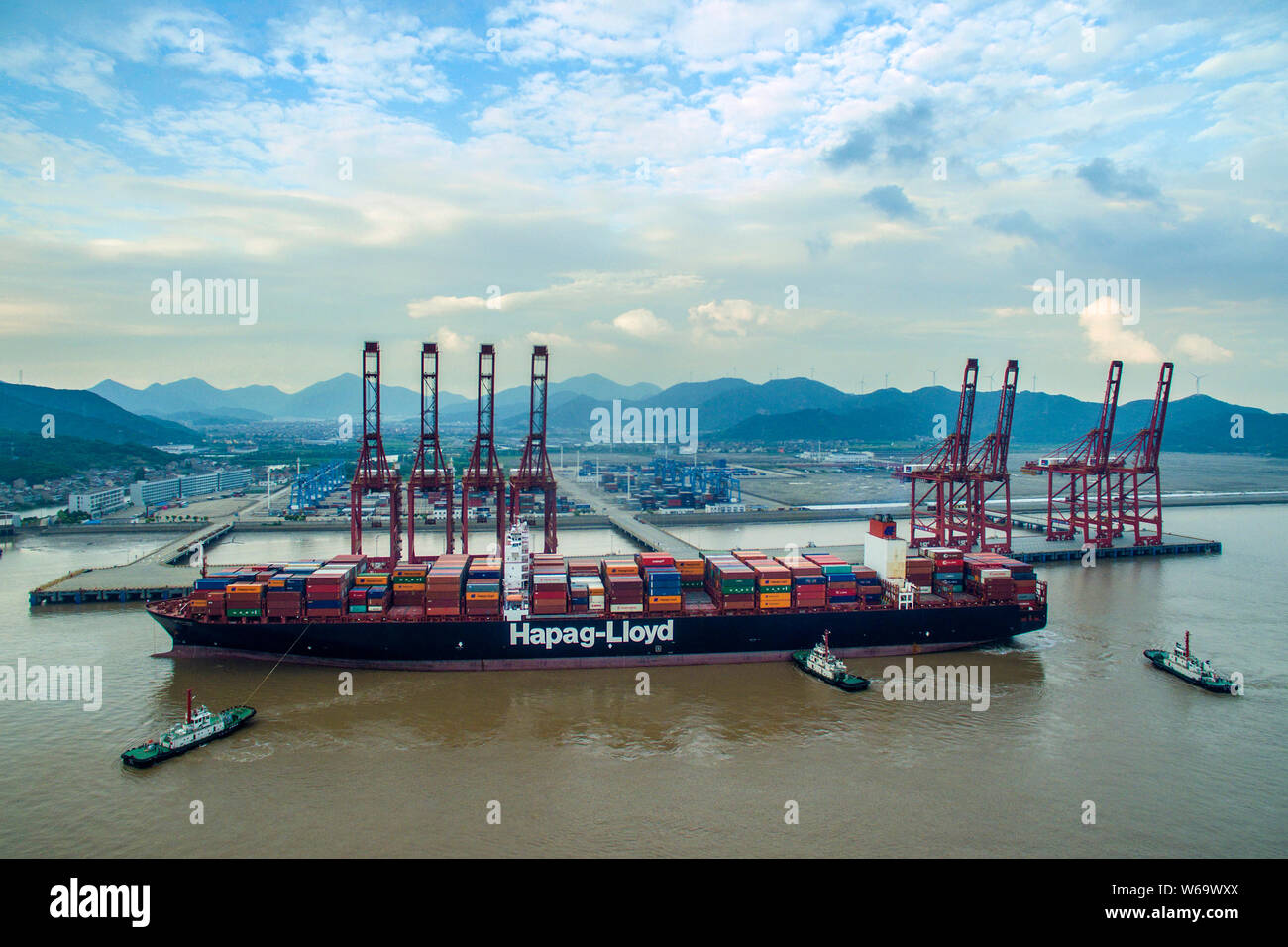 Twenty foot equivalent units hi-res stock photography and images - Alamy