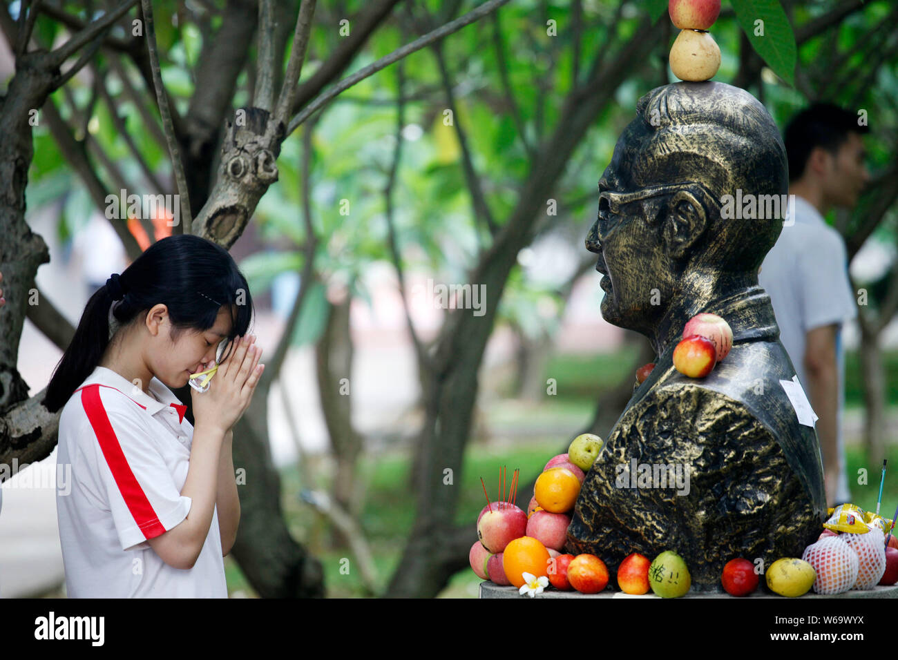 A student prays for good fortune ahead of the 2018 national college ...