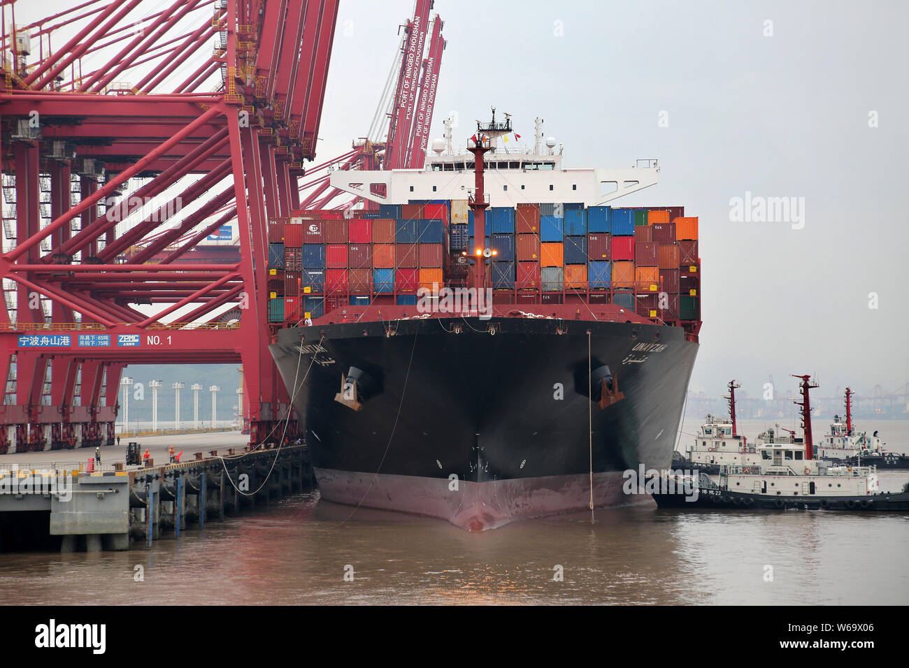 Twenty foot equivalent units hi-res stock photography and images - Alamy