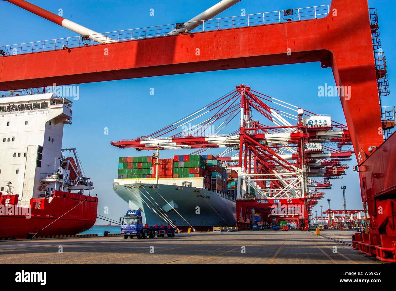Port organization of containers hi-res stock photography and images - Alamy