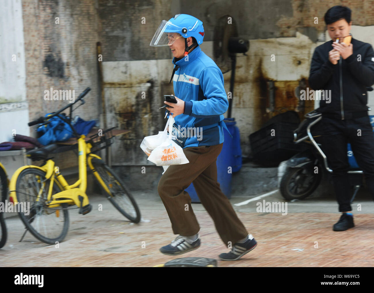 --FILE--A food delivery courier of Chinese meal delivery company Ele.me ...