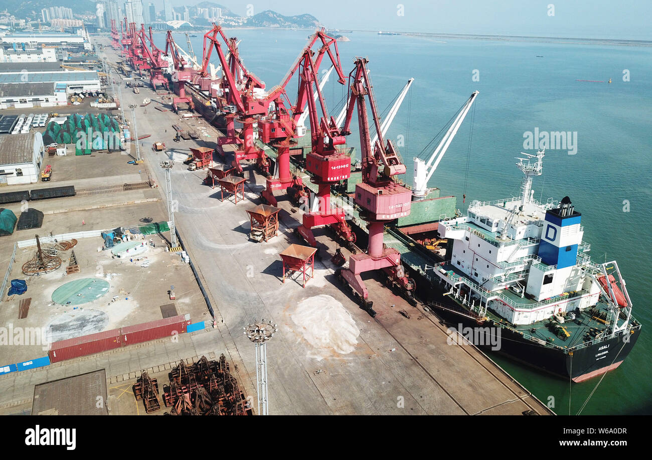 --FILE--Cargo ships to be loaded with containers to be shipped abroad ...