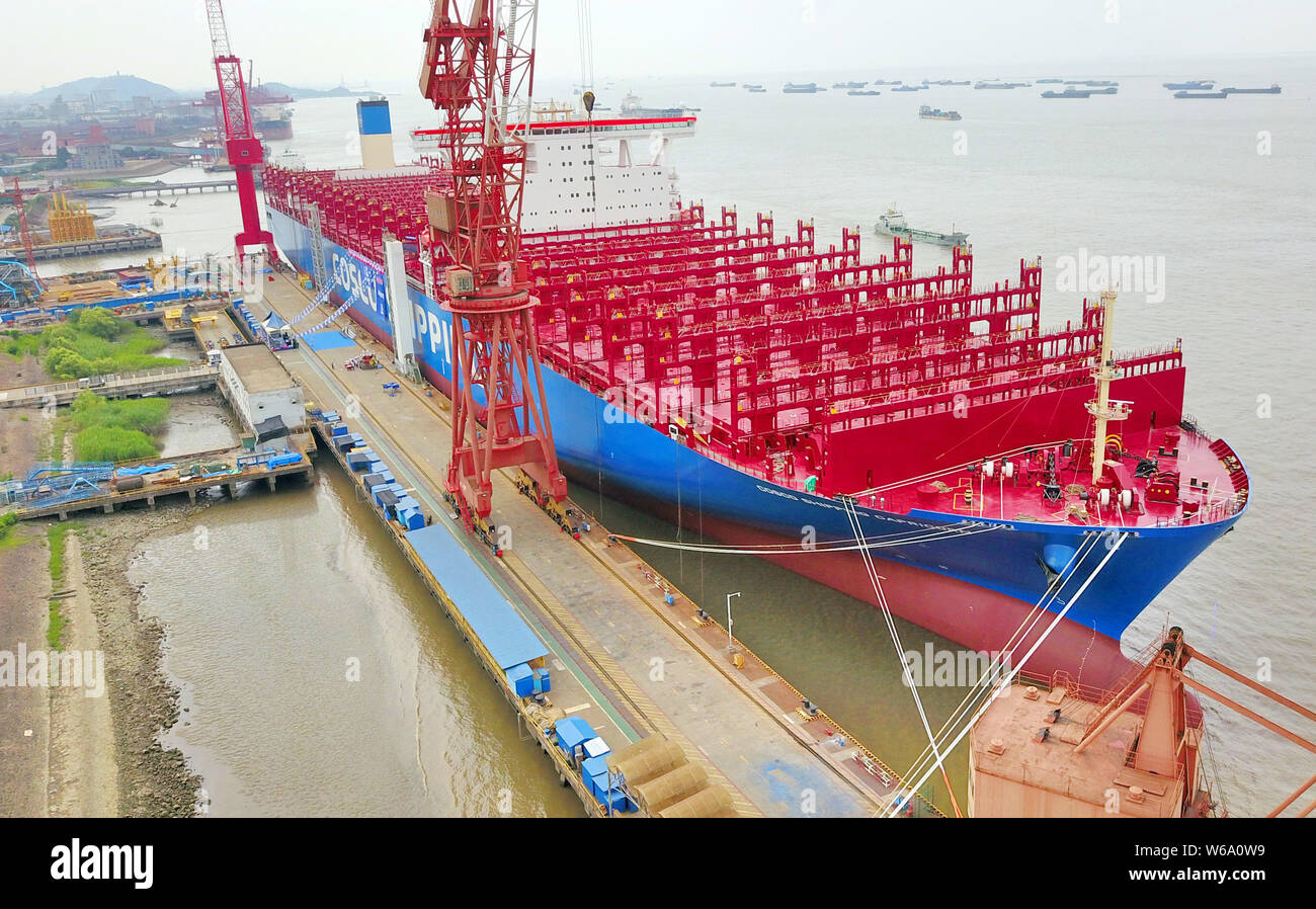 The 20,000 TEU container vessel "COSCO SHIPPING CAPRICORN" manufactured ...