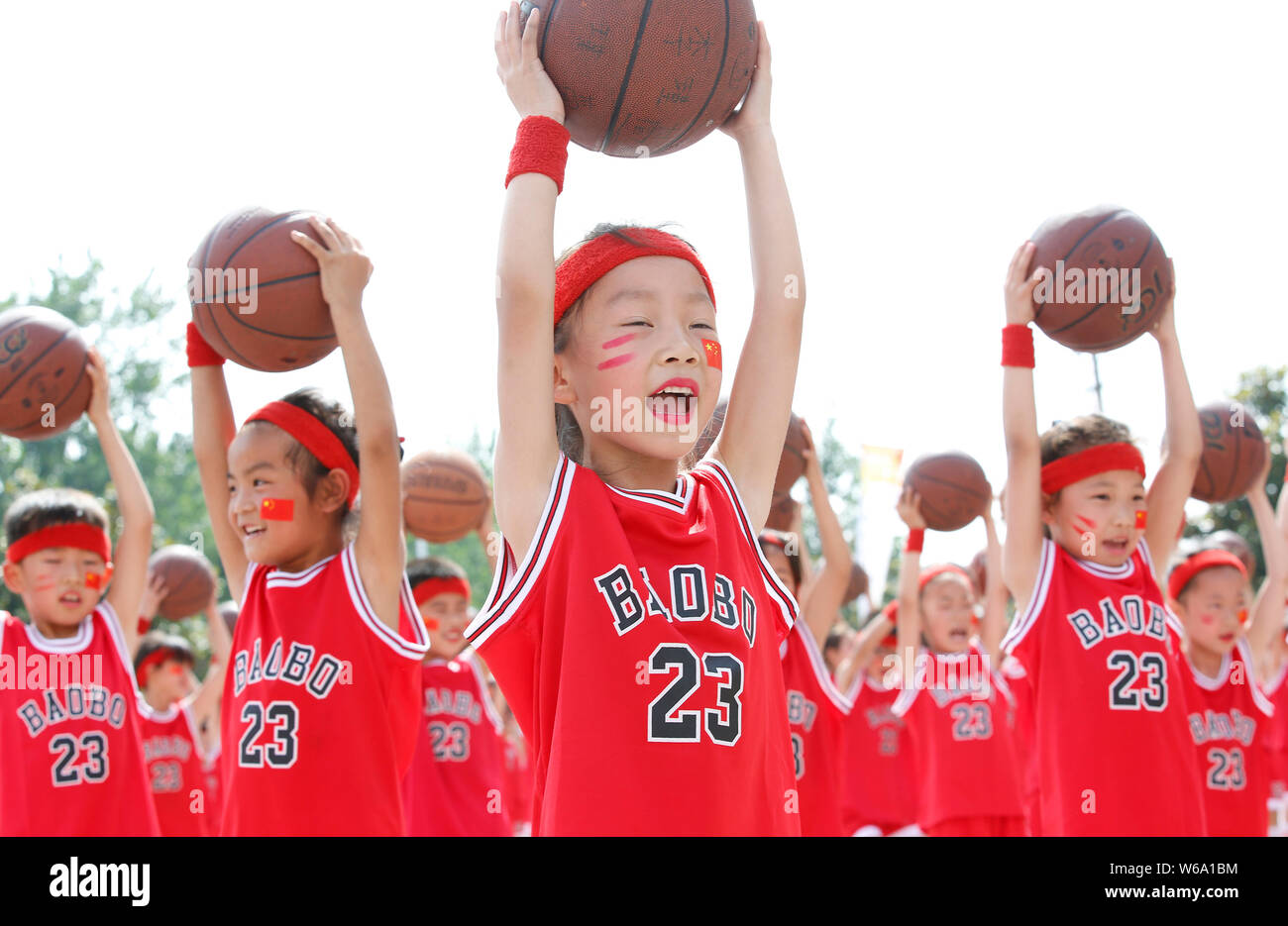 Chinese pupils perform rhythm hi-res stock photography and images - Alamy