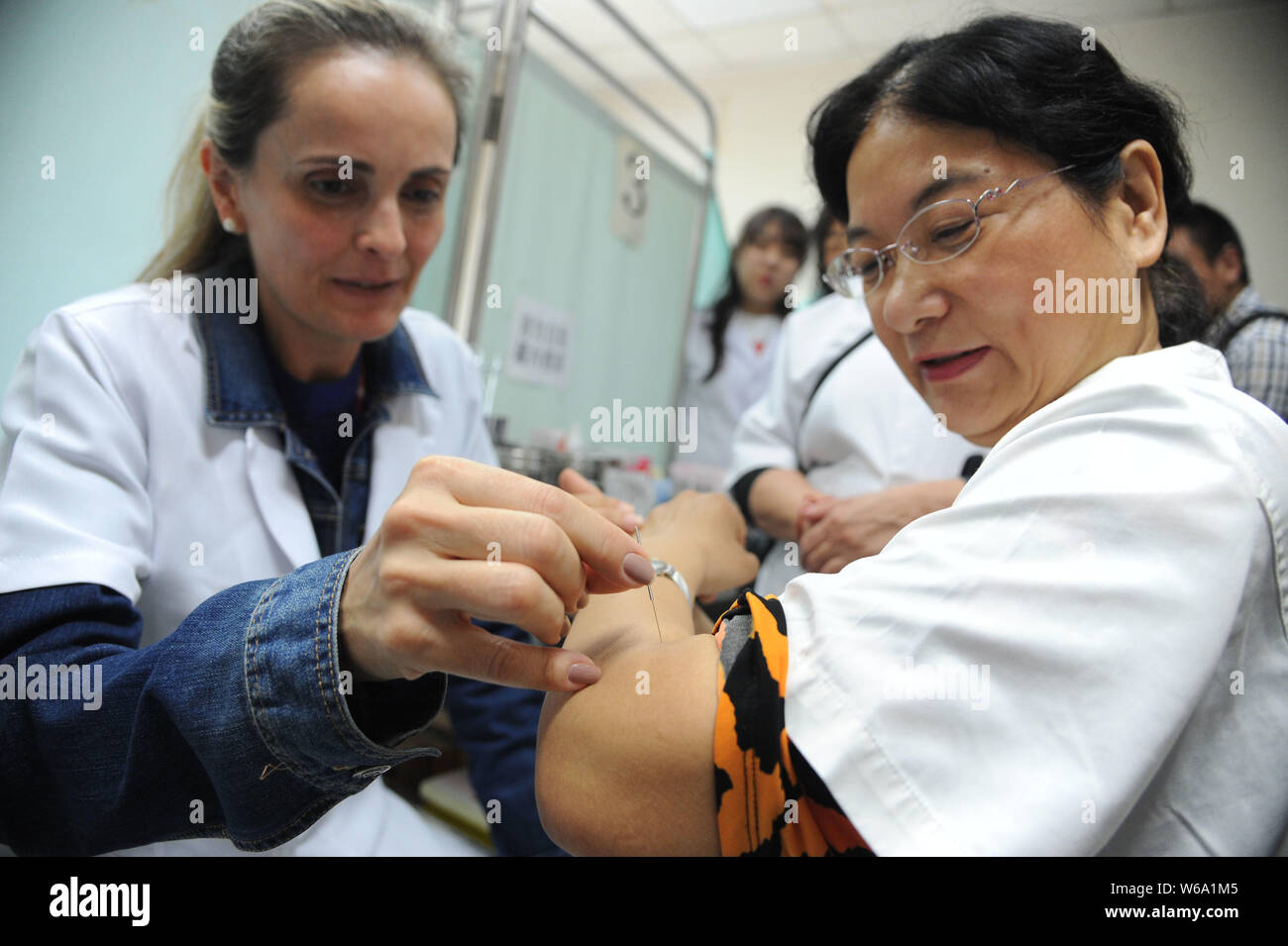 --FILE--A foreign doctor from Brazil tries out the acupuncture ...