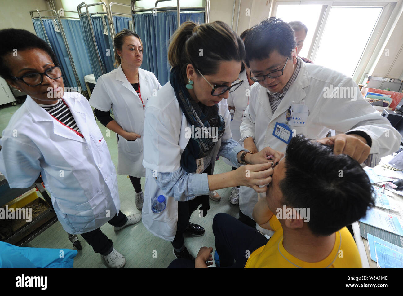 Foreign doctor hi-res stock photography and images - Alamy