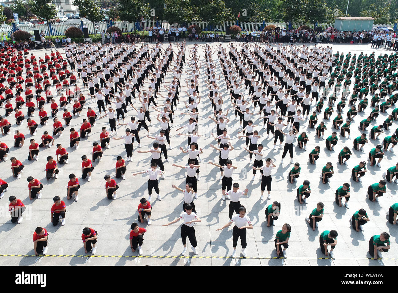 Chinese pupils perform rhythm hi-res stock photography and images - Alamy