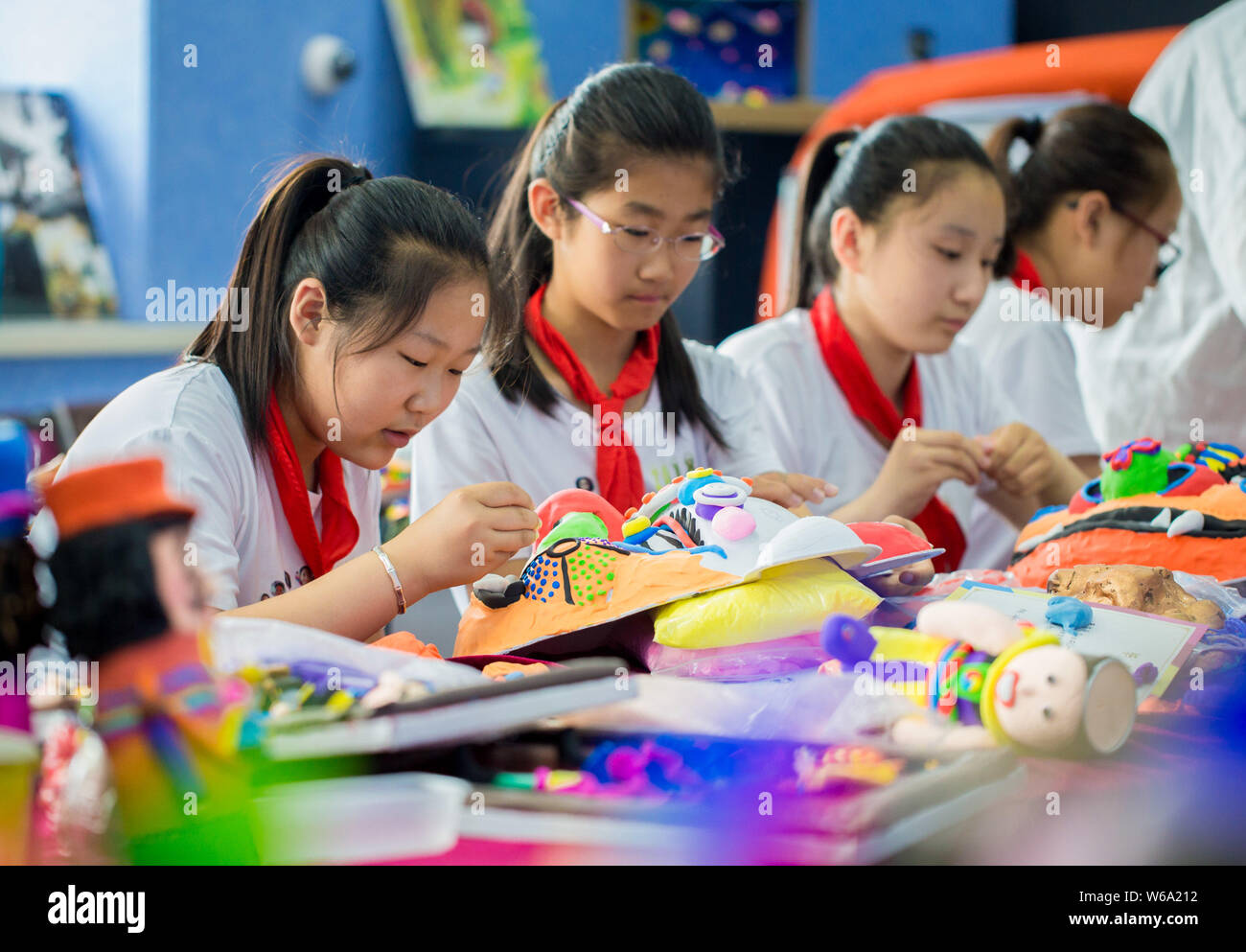 Primary school students make traditional auspicious beast masks under ...