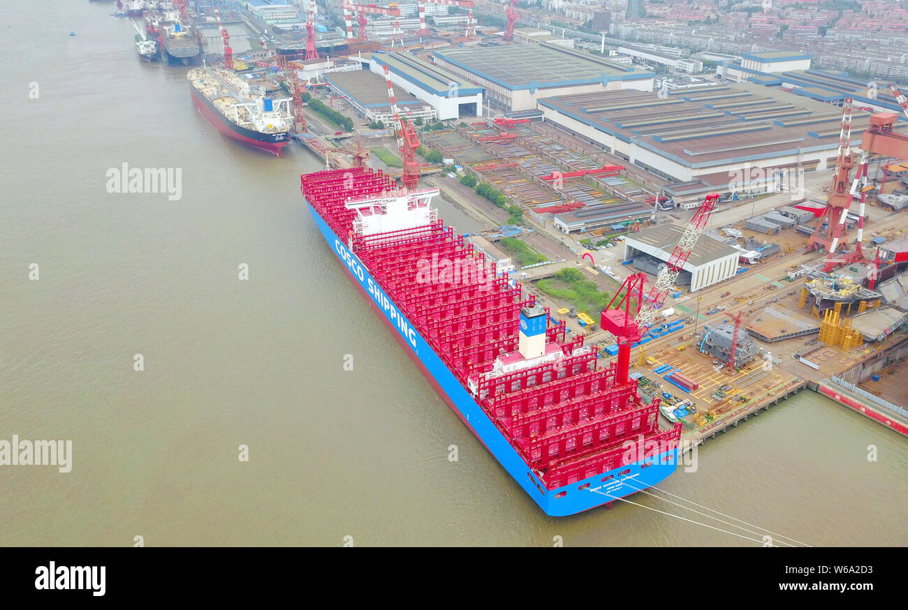 The 20,000 TEU container vessel "COSCO SHIPPING CAPRICORN" manufactured ...