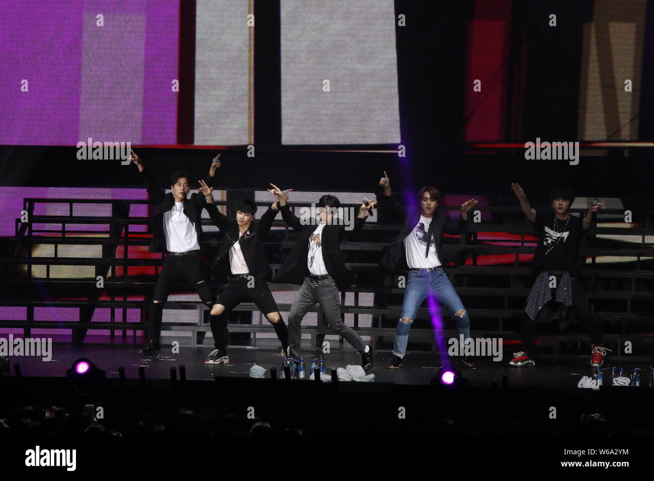 Members of South Korean boy group Highlight perform during 2018 ...
