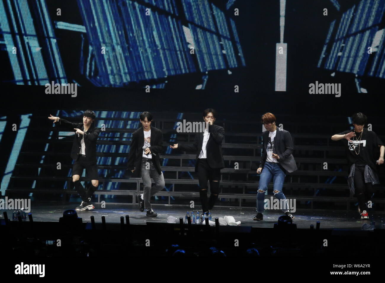 Members of South Korean boy group Highlight perform during 2018 ...
