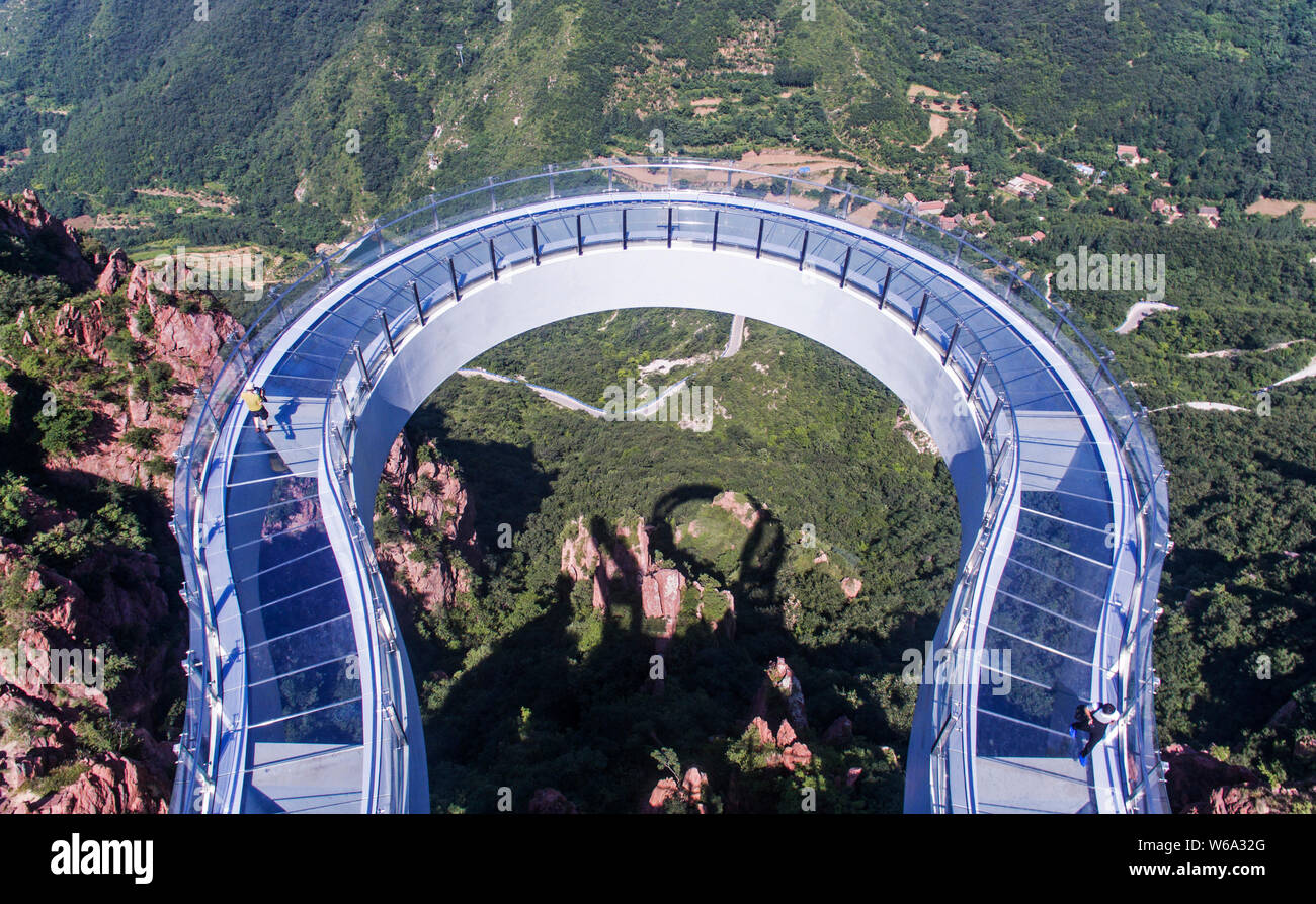 Walkway cliff china aerial hi-res stock photography and images - Alamy