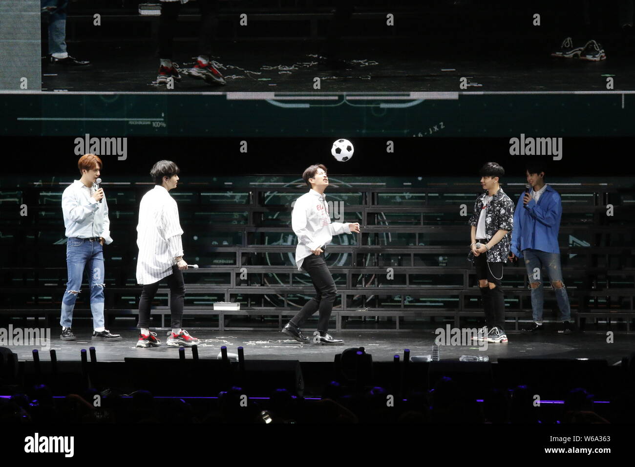 Members of South Korean boy group Highlight perform during 2018 ...