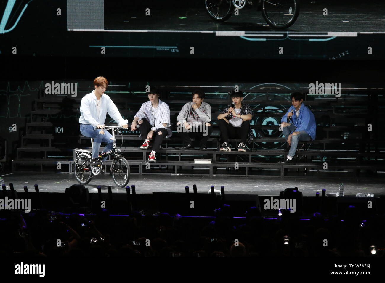 Members of South Korean boy group Highlight perform during 2018 ...