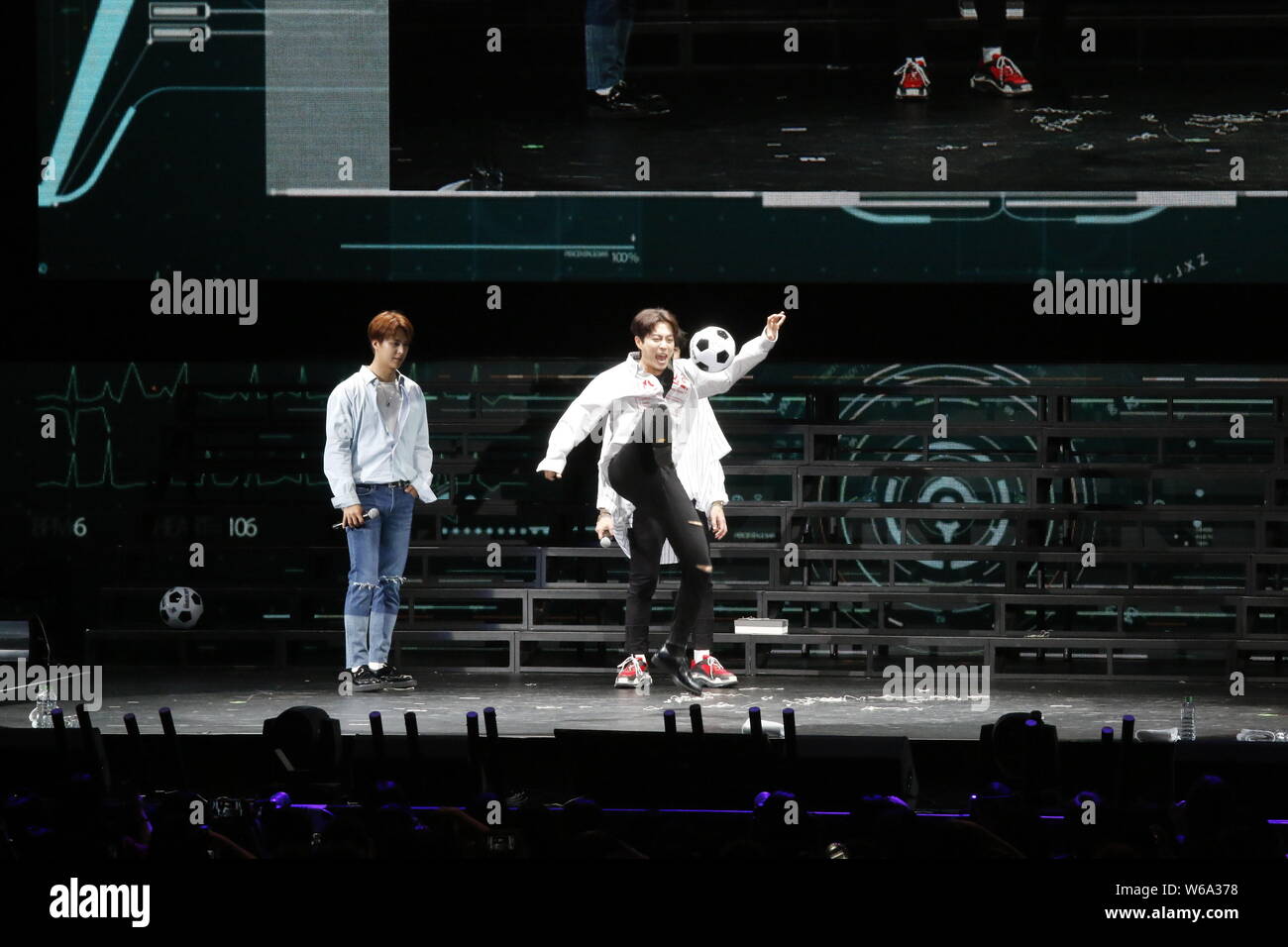 Members of South Korean boy group Highlight perform during 2018 ...