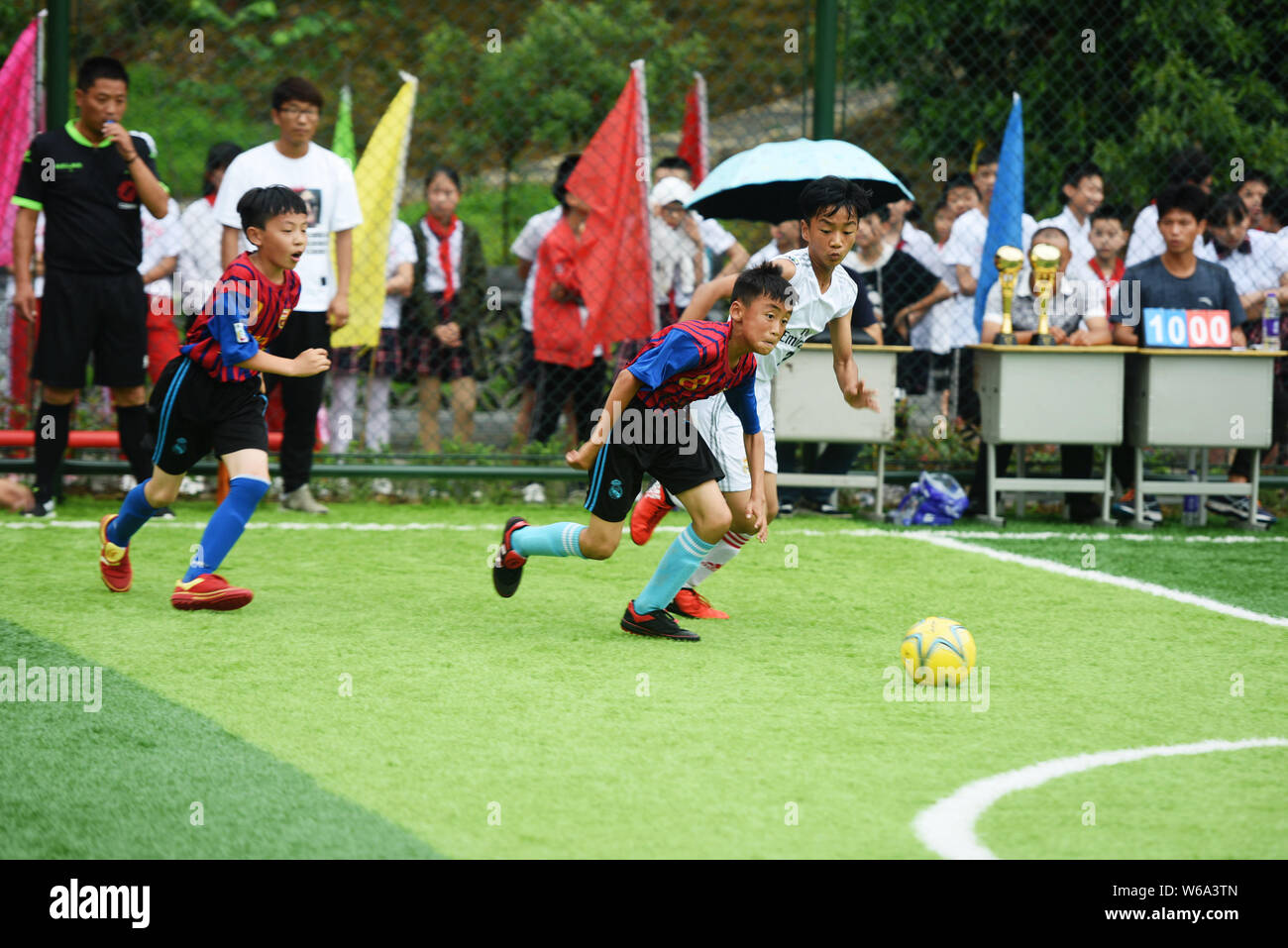 Young Chinese students compete during the final of "Hope Project ...