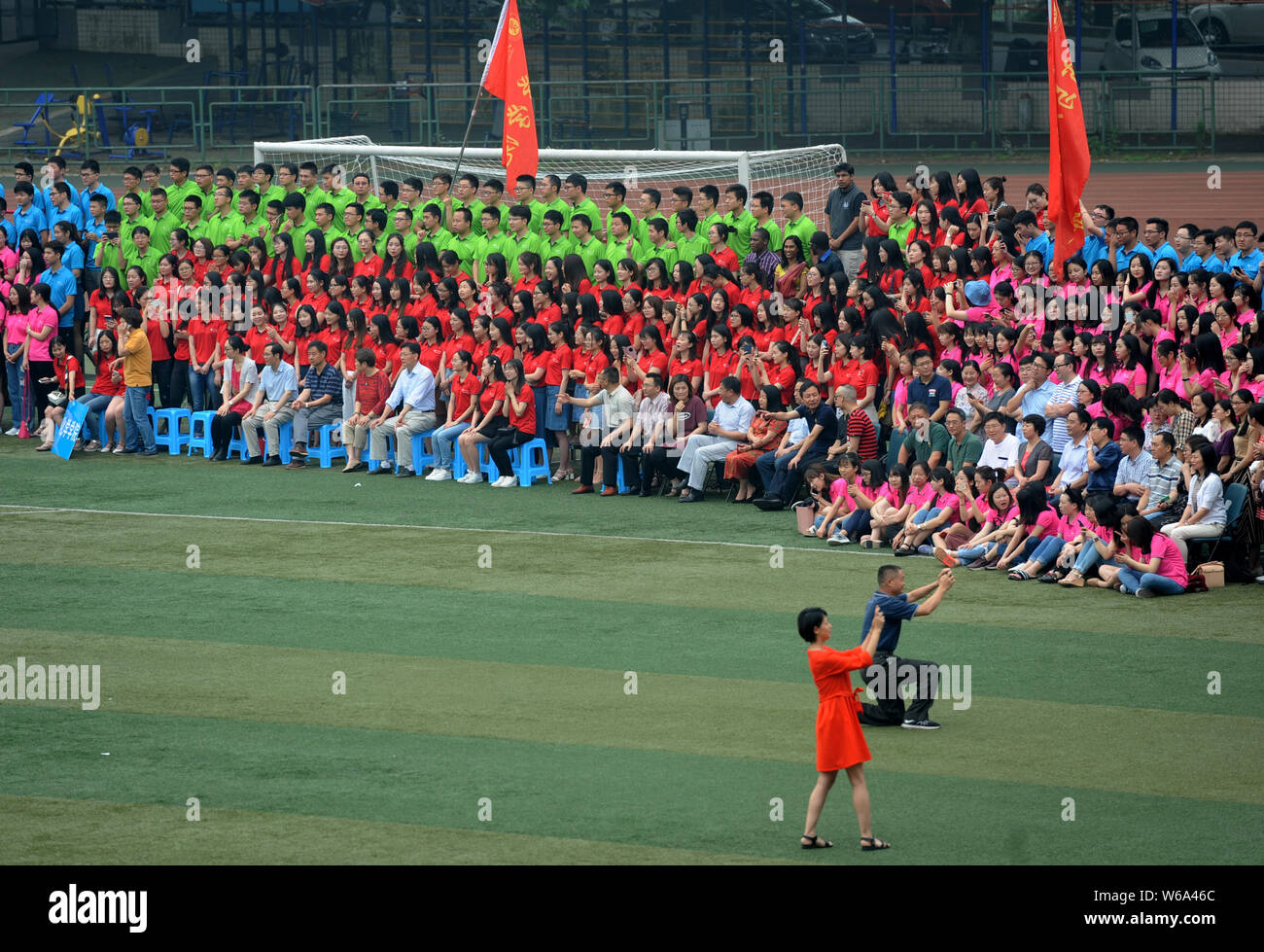 More than 4,000 graduates and their teachers take a 10-meter-long ...