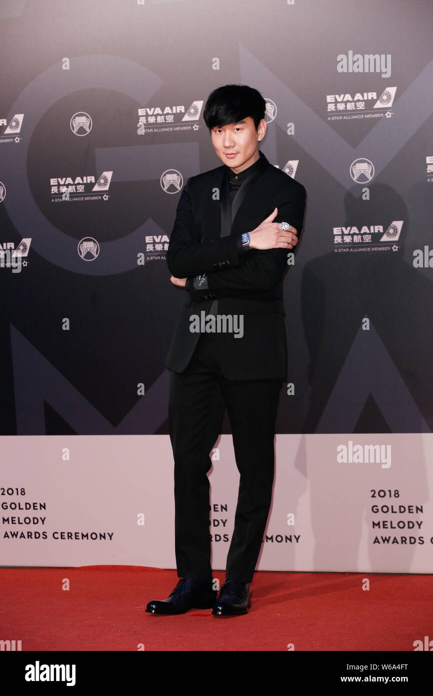 **TAIWAN OUT**Singaporean singer JJ Lin arrives on the red carpet for ...