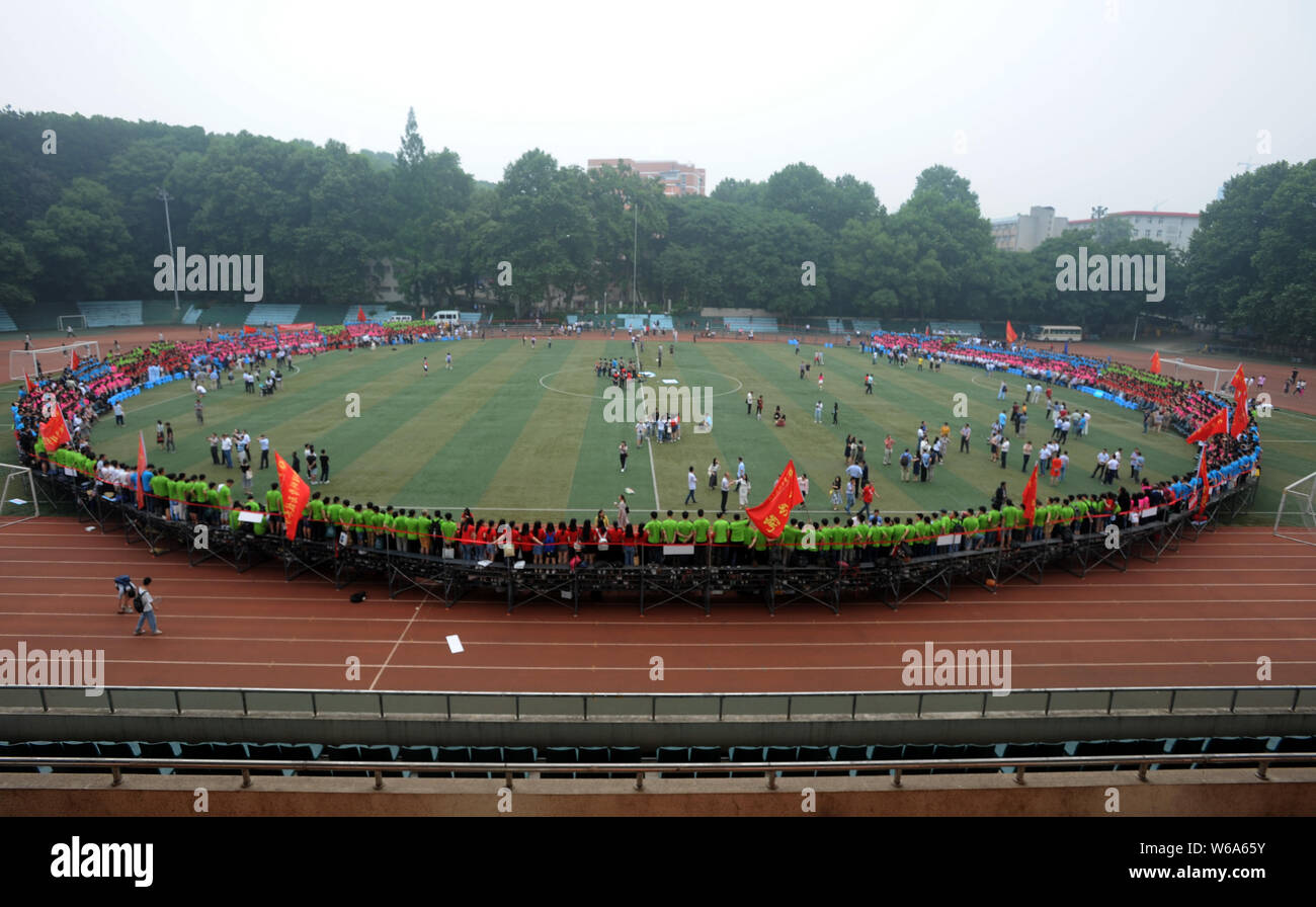 More than 4,000 graduates and their teachers take a 10-meter-long ...