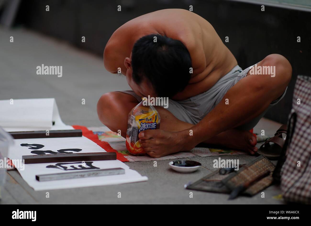 The handicapped Chinese man without hands uses his toes to write ...