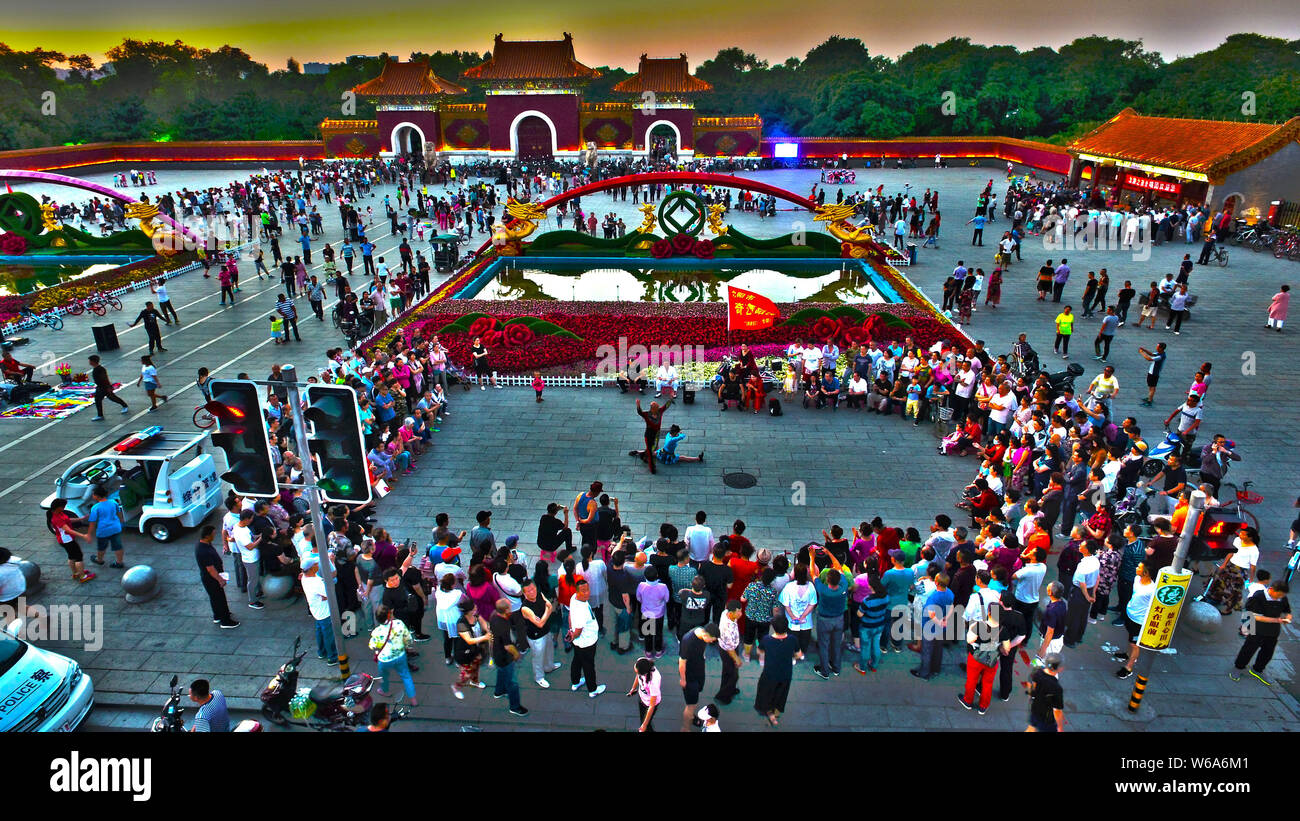 People visit Zhaoling Tomb in Beiling Park in Shenyang city, northeast ...