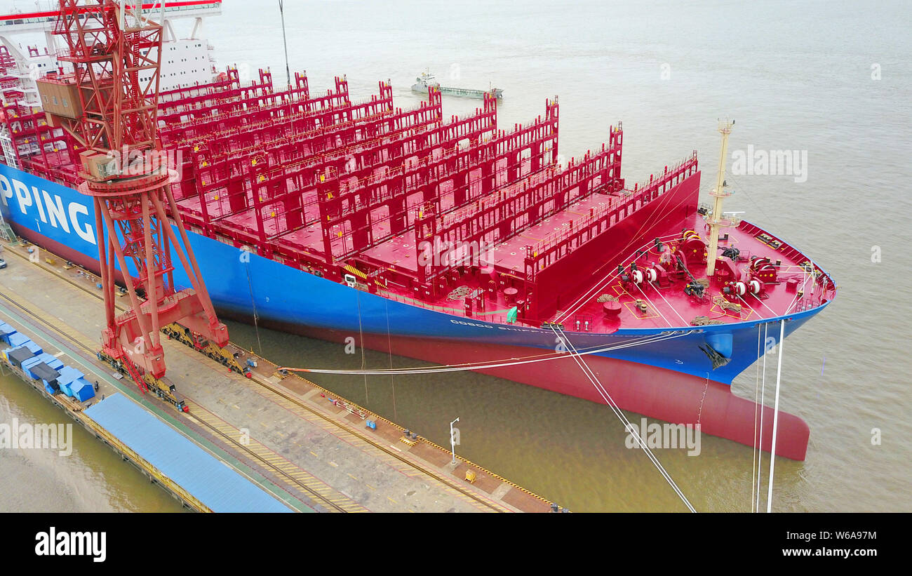 The 20,000 TEU container vessel "COSCO SHIPPING CAPRICORN" manufactured ...