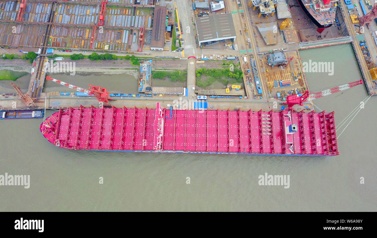 The 20,000 TEU container vessel "COSCO SHIPPING CAPRICORN" manufactured ...