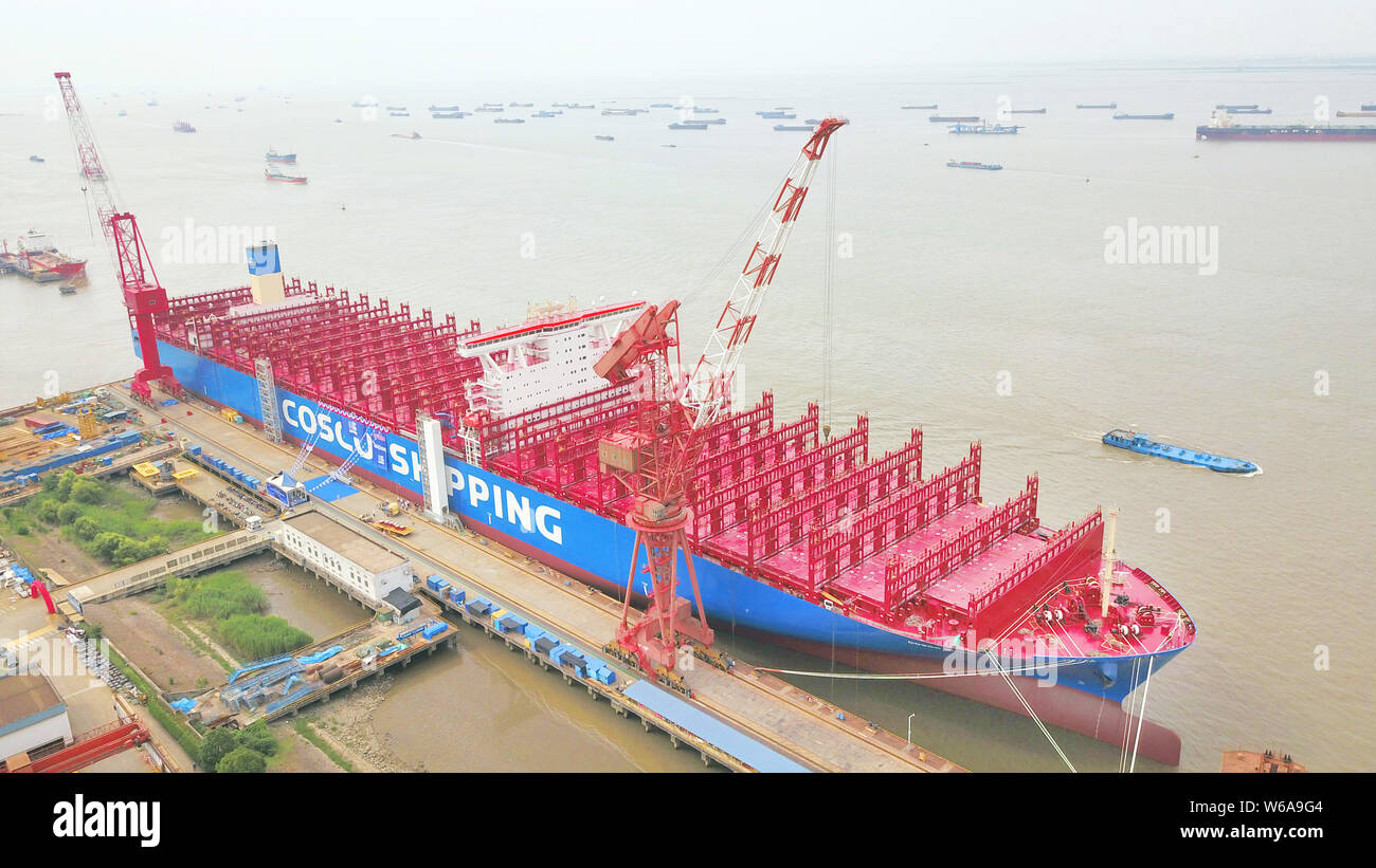 The 20,000 TEU container vessel "COSCO SHIPPING CAPRICORN" manufactured ...