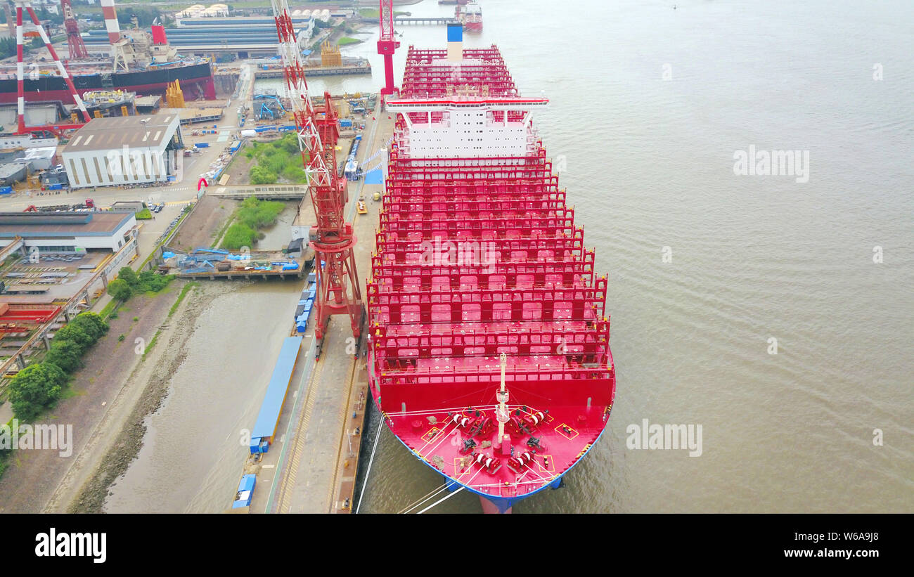 The 20,000 TEU container vessel "COSCO SHIPPING CAPRICORN" manufactured ...