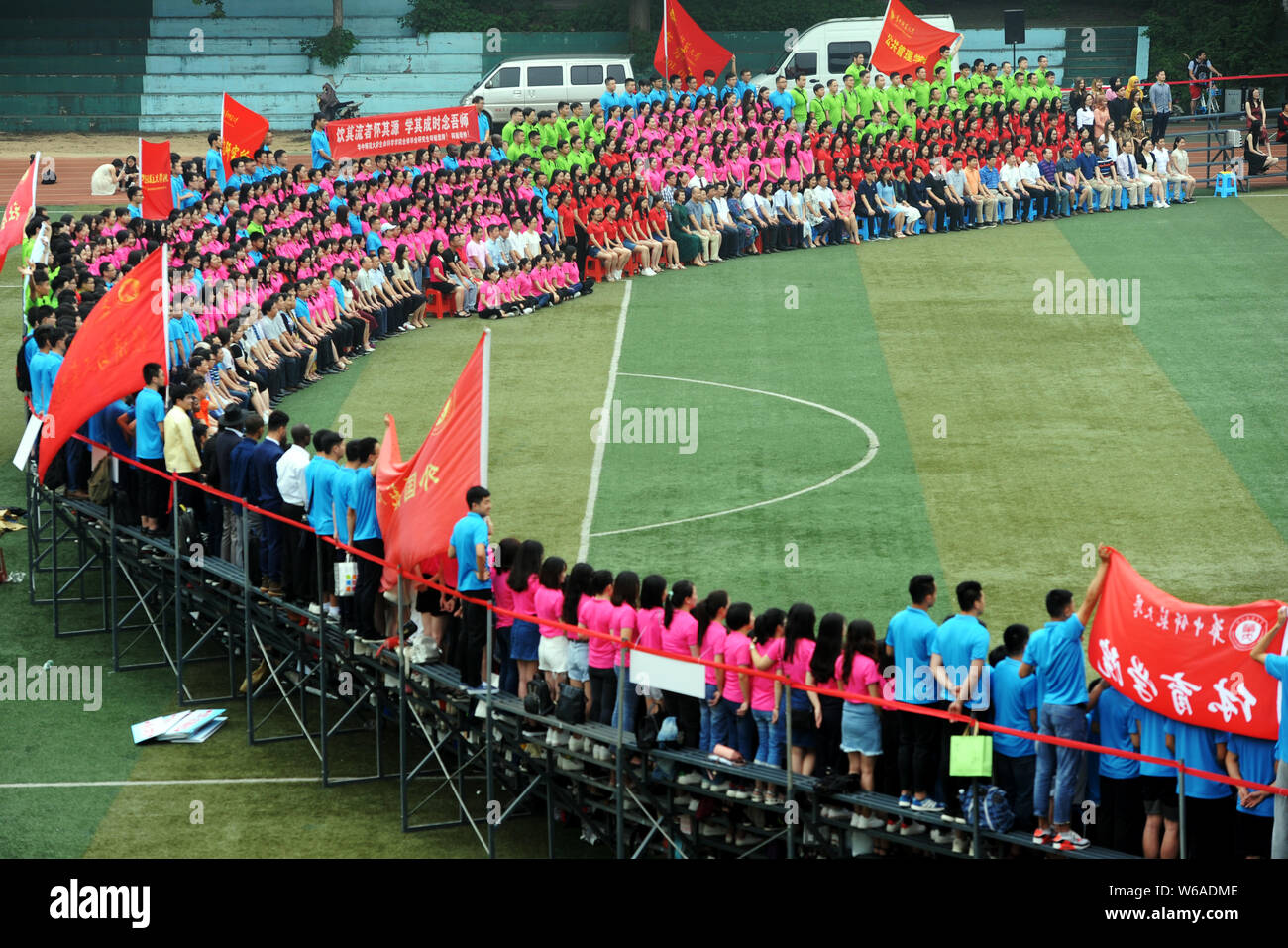 More than 4,000 graduates and their teachers take a 10-meter-long ...
