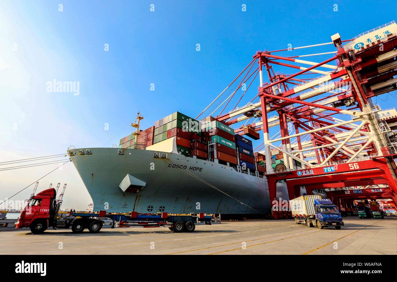 Port organization of containers hi-res stock photography and images - Alamy