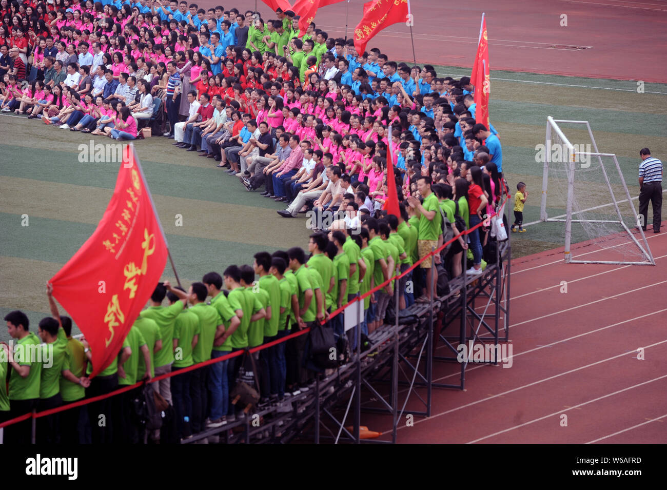 More than 4,000 graduates and their teachers take a 10-meter-long ...