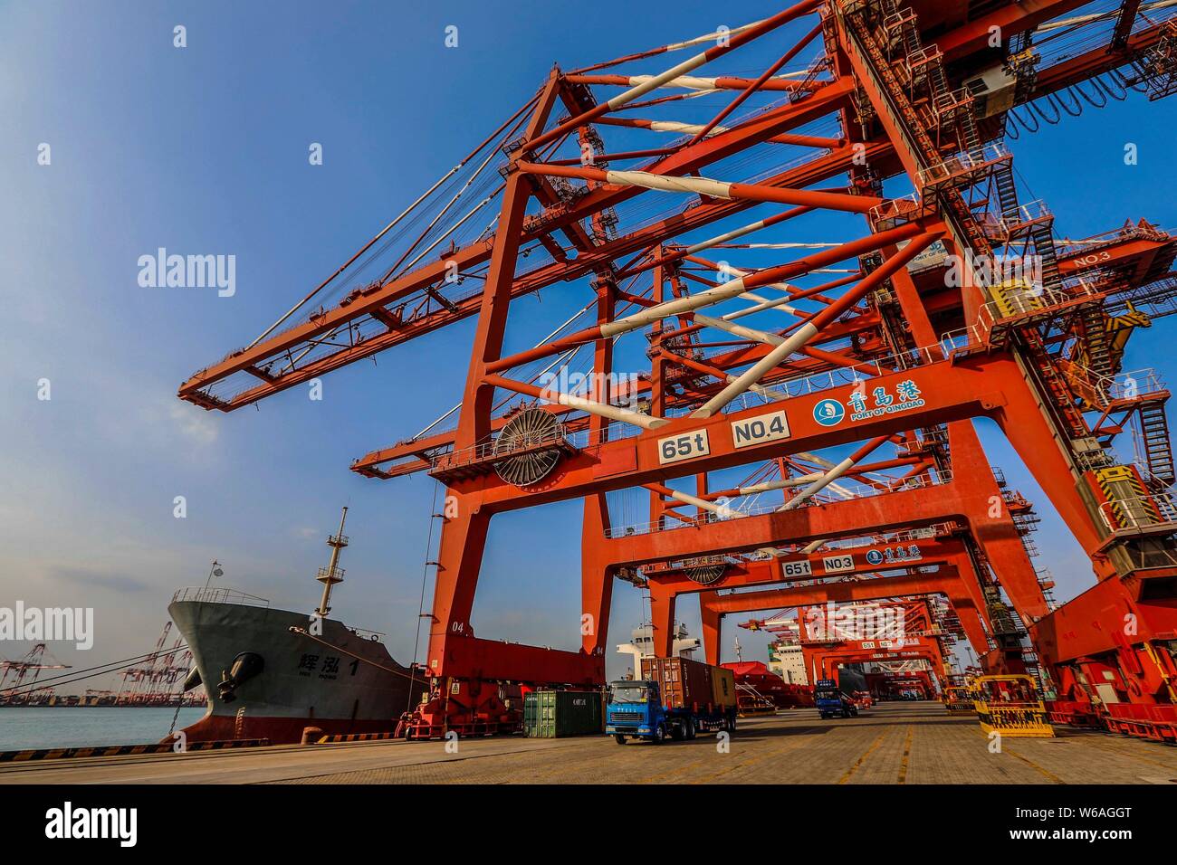 Port organization of containers hi-res stock photography and images - Alamy