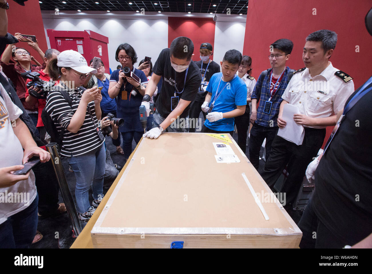 Chinese security guards unveil an artwork by an apprentice of Italian ...