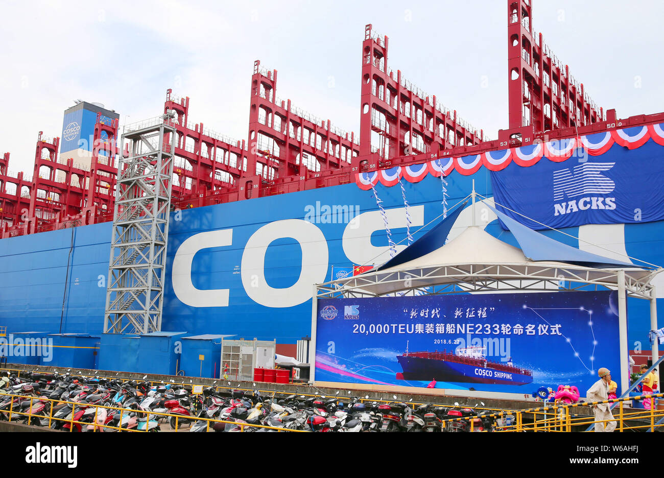 The 20,000 TEU container vessel "COSCO SHIPPING CAPRICORN" manufactured ...