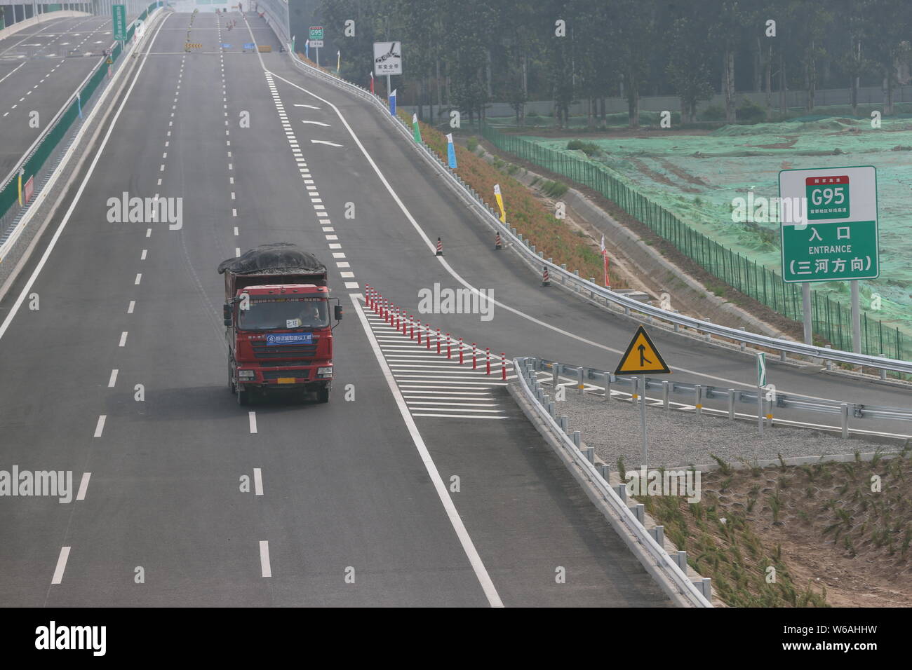 View of the construction site of the Tongzhou-Daxing Section of the ...