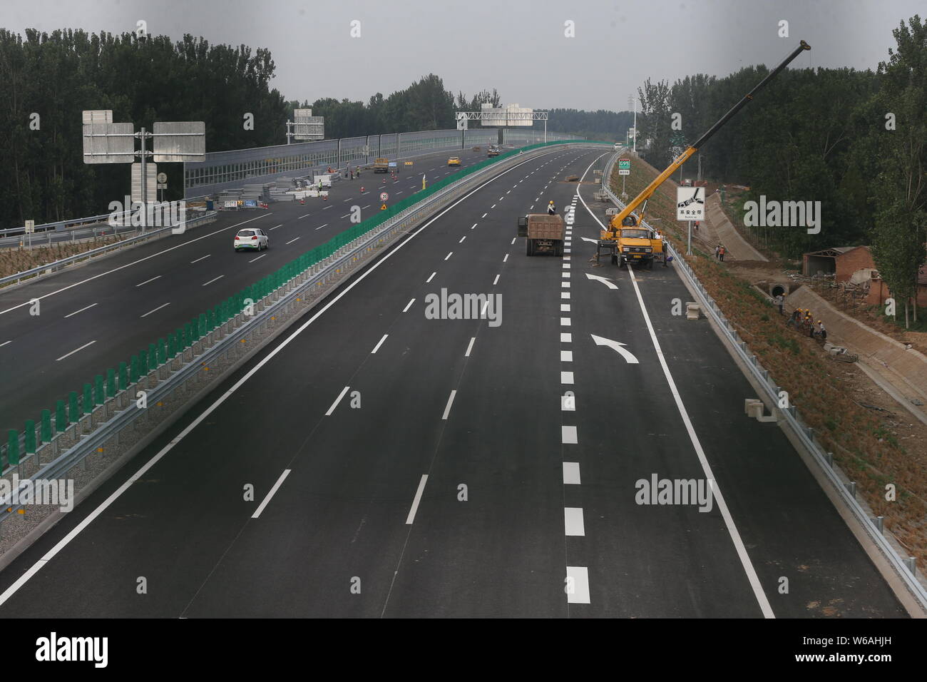 View of the construction site of the Tongzhou-Daxing Section of the ...