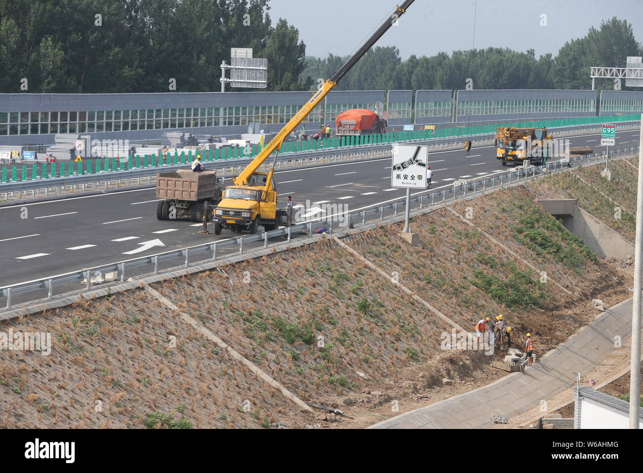 View of the construction site of the Tongzhou-Daxing Section of the ...