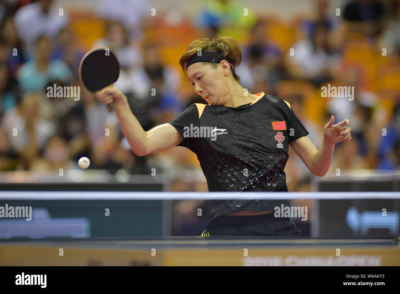 Wang Manyu of China returns a shot to Honoka Hashimoto of Japan in ...