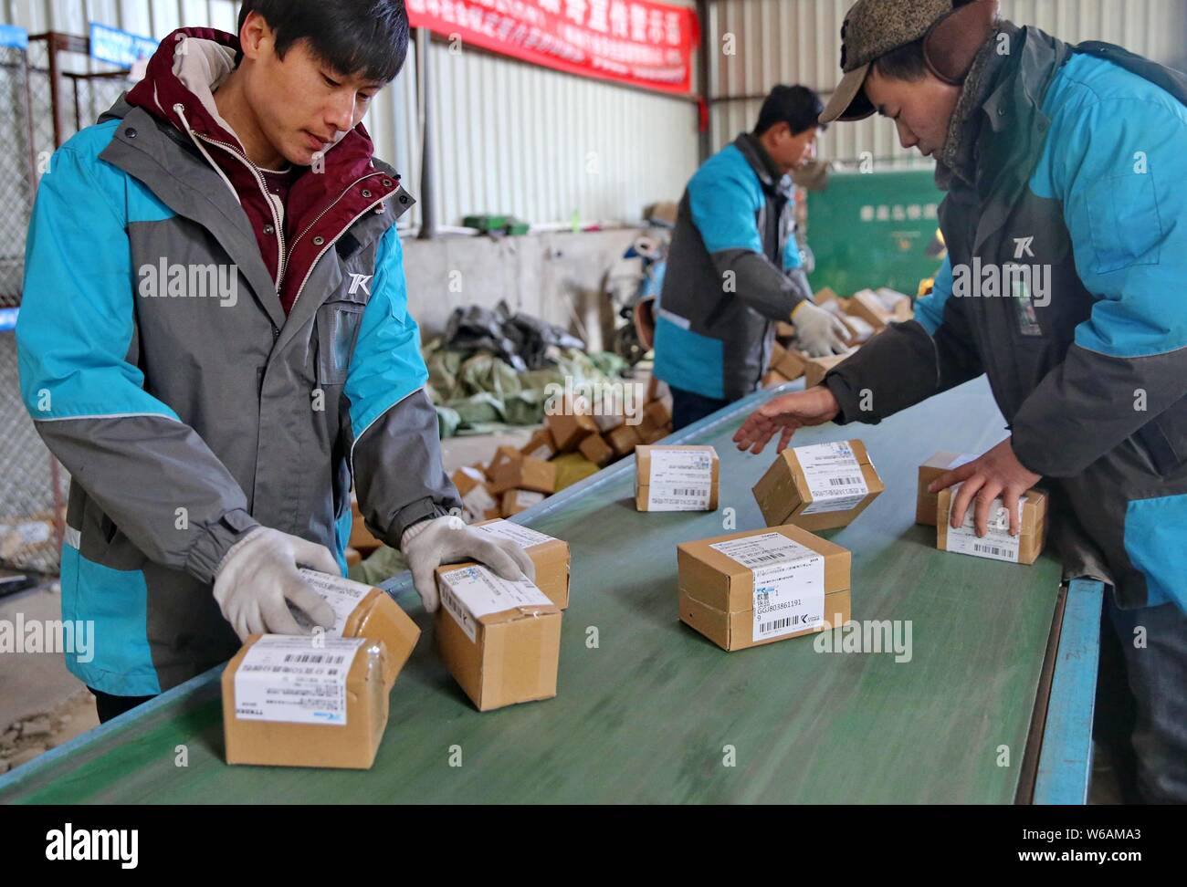 Sorting parcels hi-res stock photography and images - Alamy