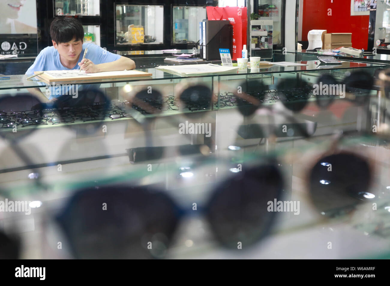 33-year-old Chinese man Zhu Kewei, who suffers from congenital ...