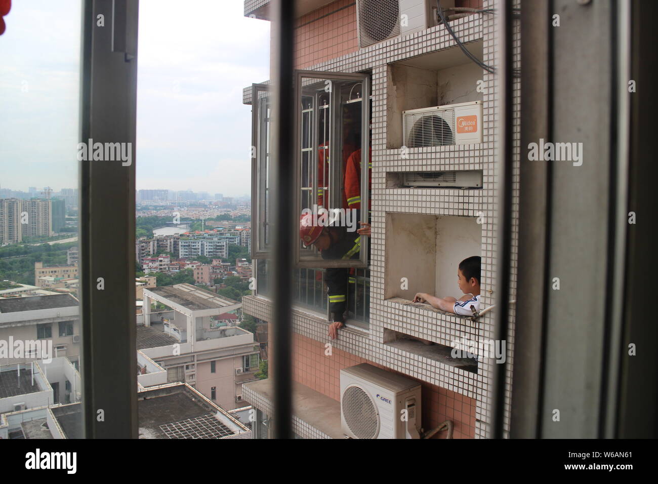 Air conditioning unit outside hi-res stock photography and images - Alamy