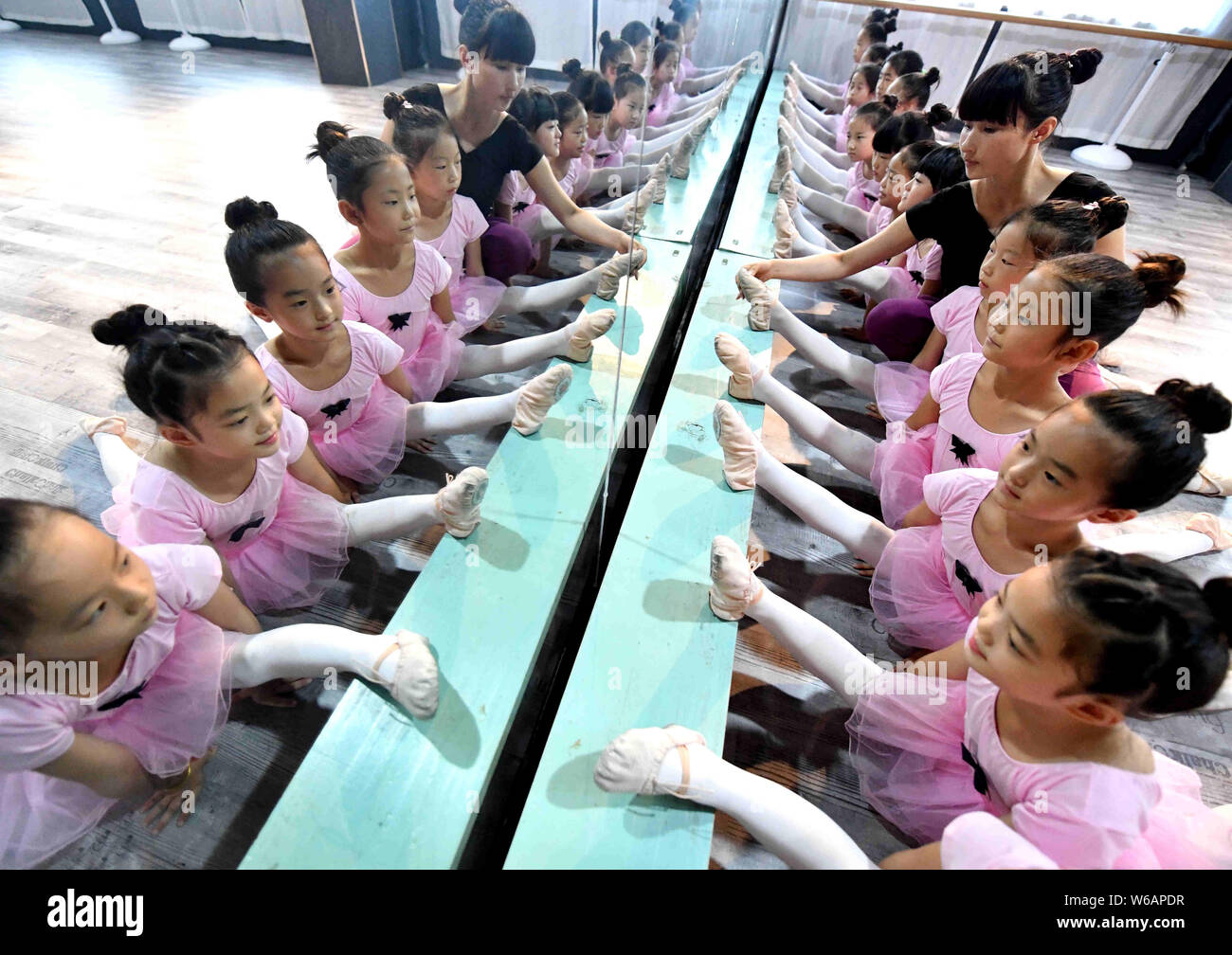 Girls stretch hi-res stock photography and images - Alamy