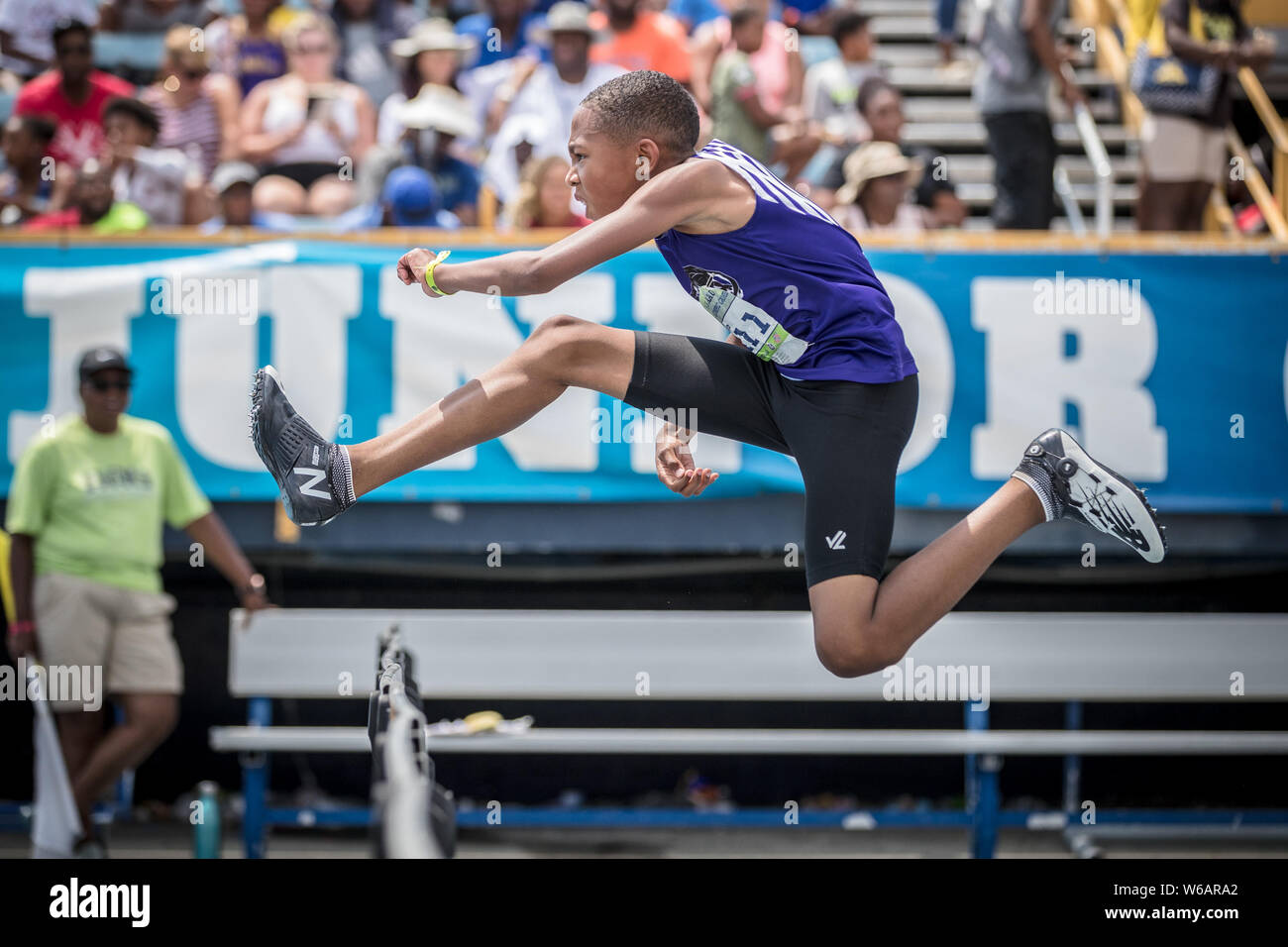 Boys 100m hurdles hi-res stock photography and images - Alamy