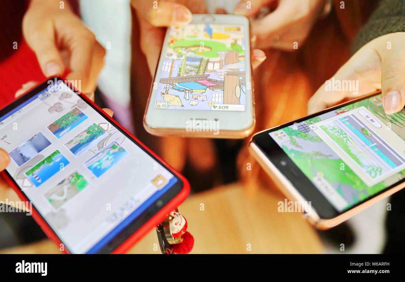 Mobile players hi-res stock photography and images - Alamy