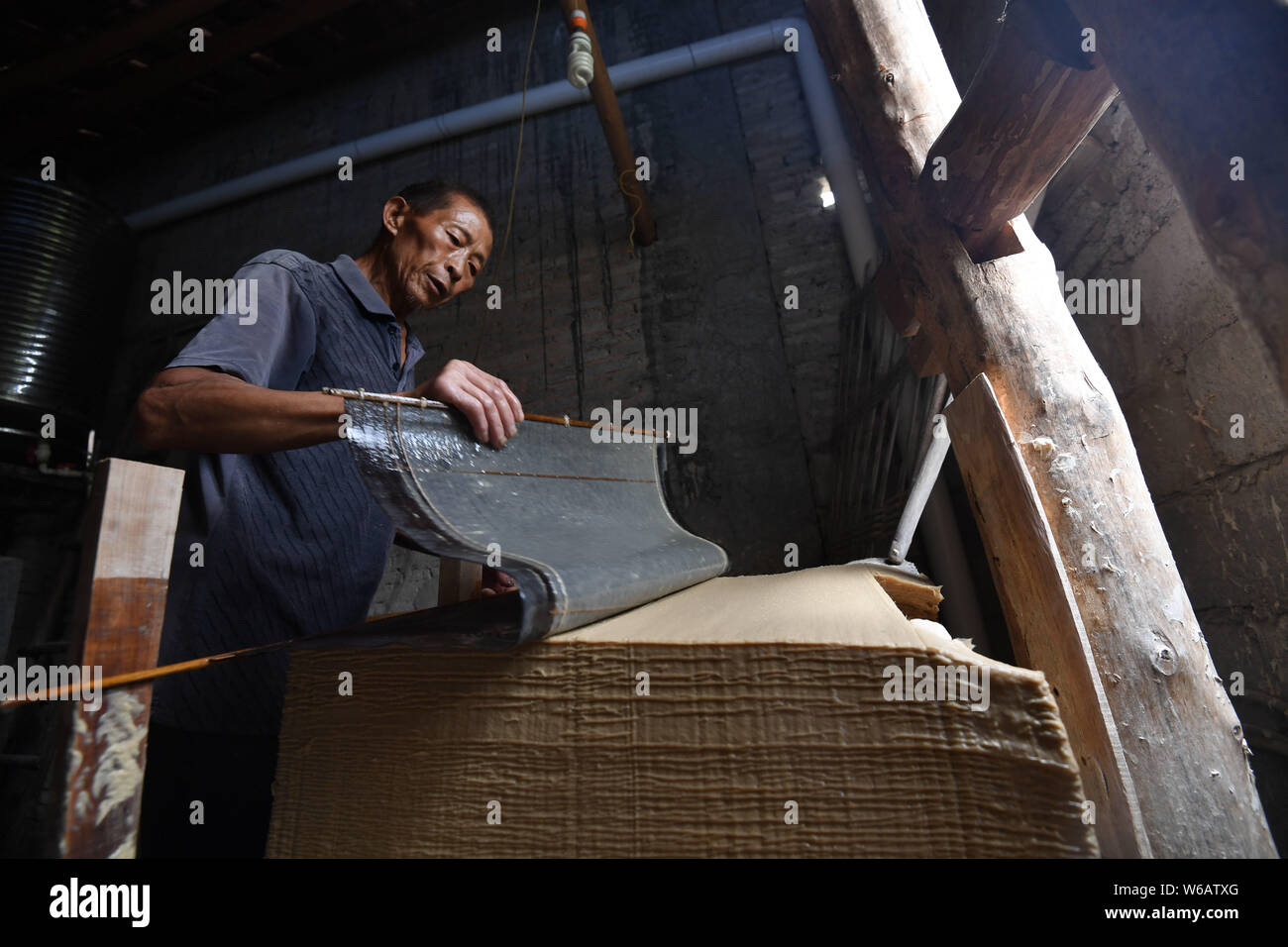65-yea-old Chinese craftsman Huang Shiguo use Yangshan Bamboo to make ...