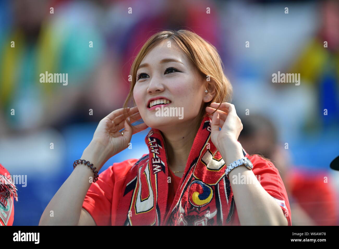 Female south korean fan hi-res stock photography and images - Alamy