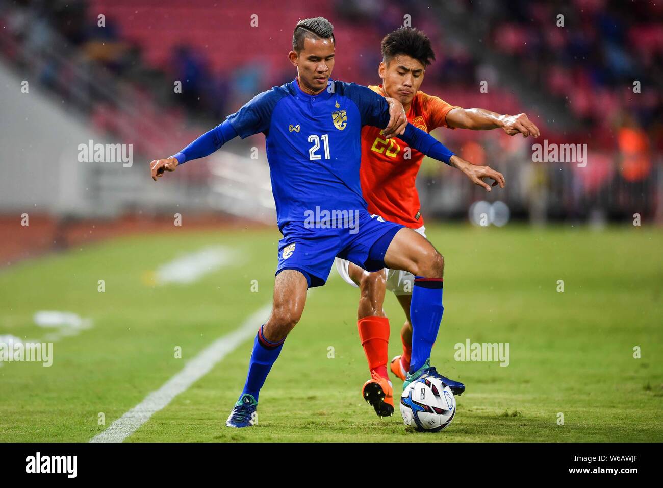 Zhang Chengdong of China, right, challenges Sanrawat Dechmitr of ...