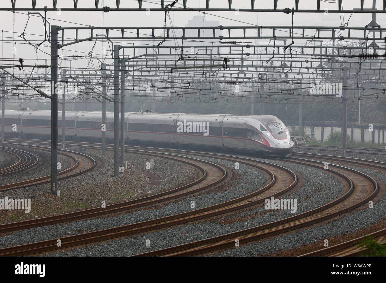 The G1 "Fuxing" high-speed bullet train on Beijing-Shanghai high speed ...