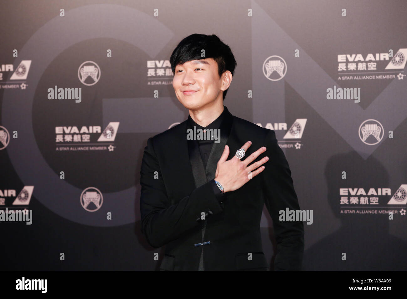 **TAIWAN OUT**Singaporean singer JJ Lin arrives on the red carpet for ...